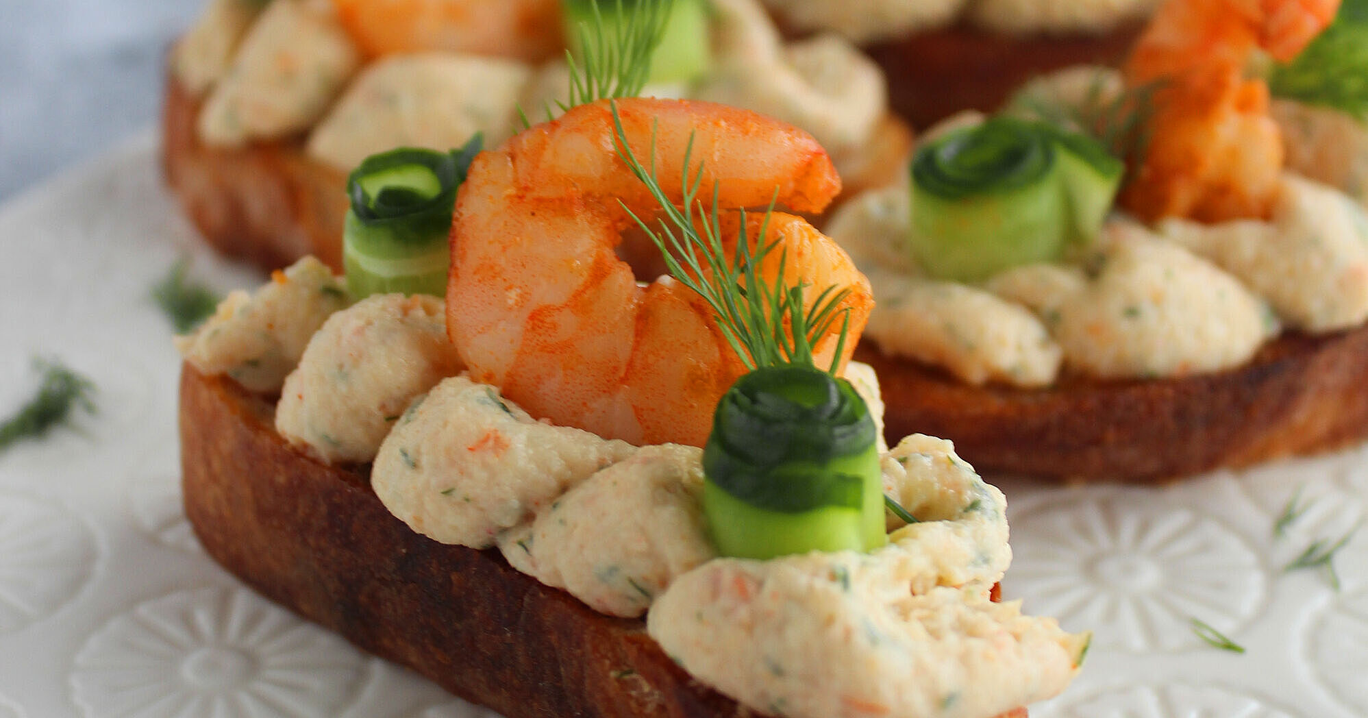 Canapés mit Schrimps, Gurke & Dill